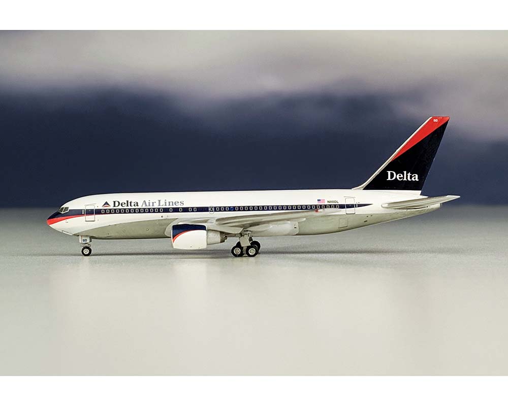www.JetCollector.com: Delta B767-200 N110DL 1:400 Greenbox GB419583