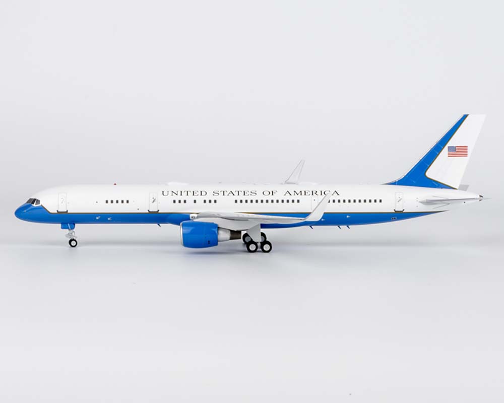 www.JetCollector.com: USAF C-32A PW2040 engines 98-0001 1:200 Scale NG42041